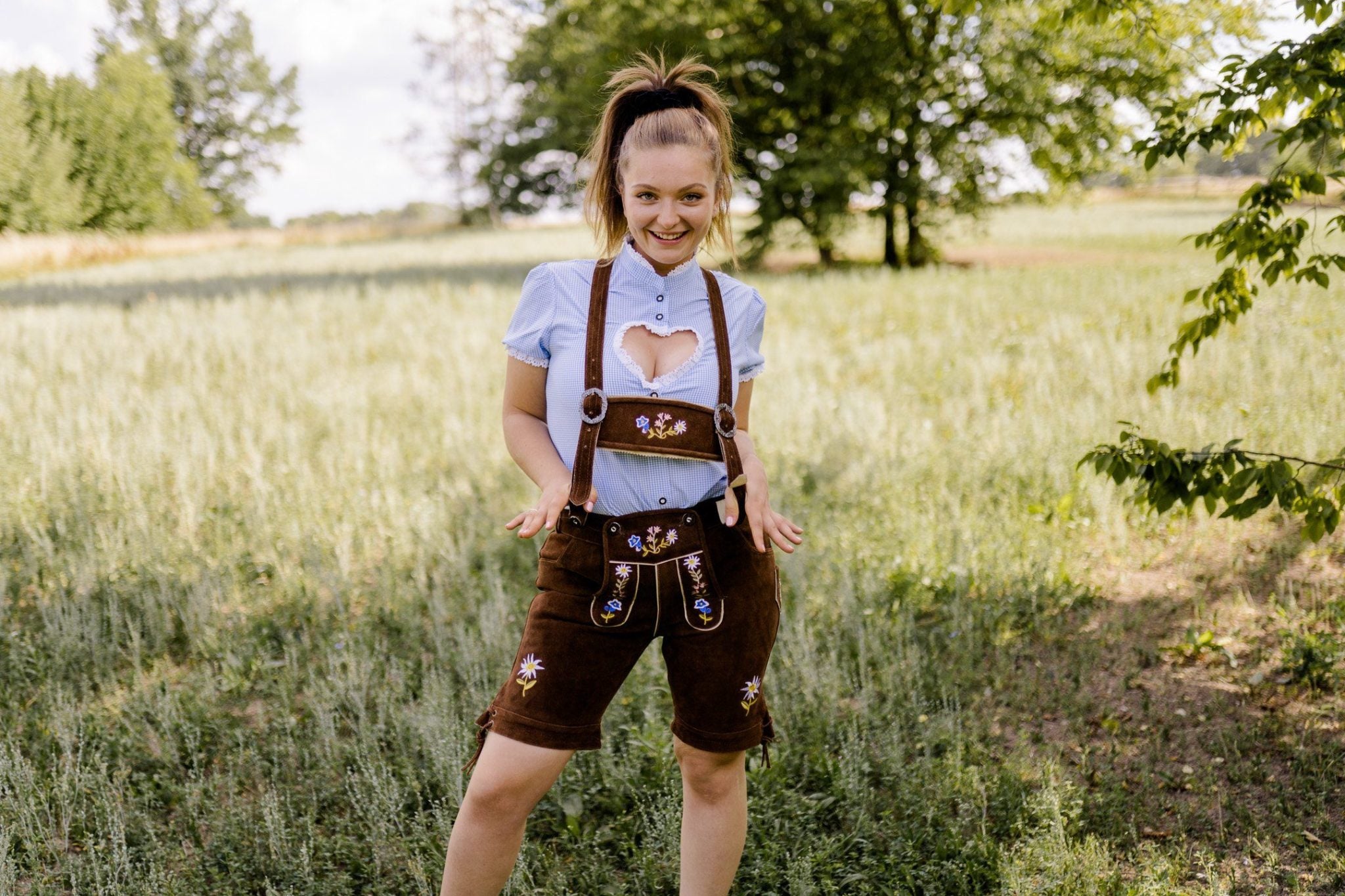 Die Eleganz der Lederhosen für Damen | eDirndl